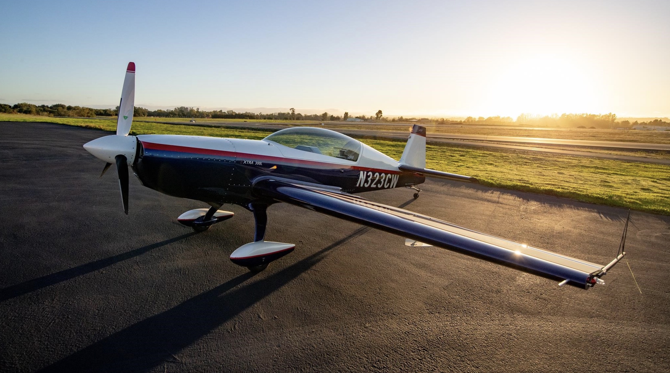 2004 Extra Aircraft EA 300L – Taildraggers.com